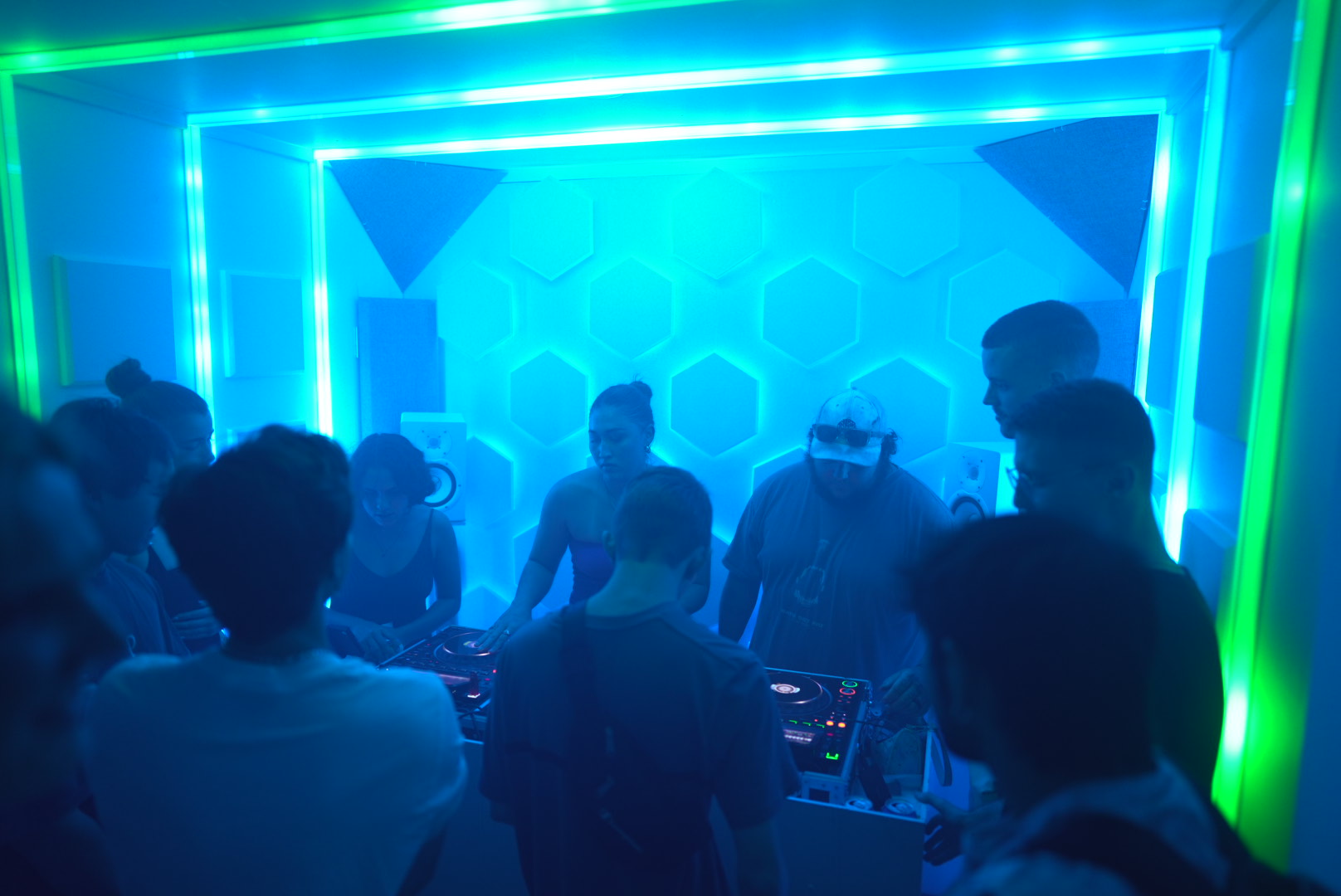 Home [www.perthdjhub.com.au]